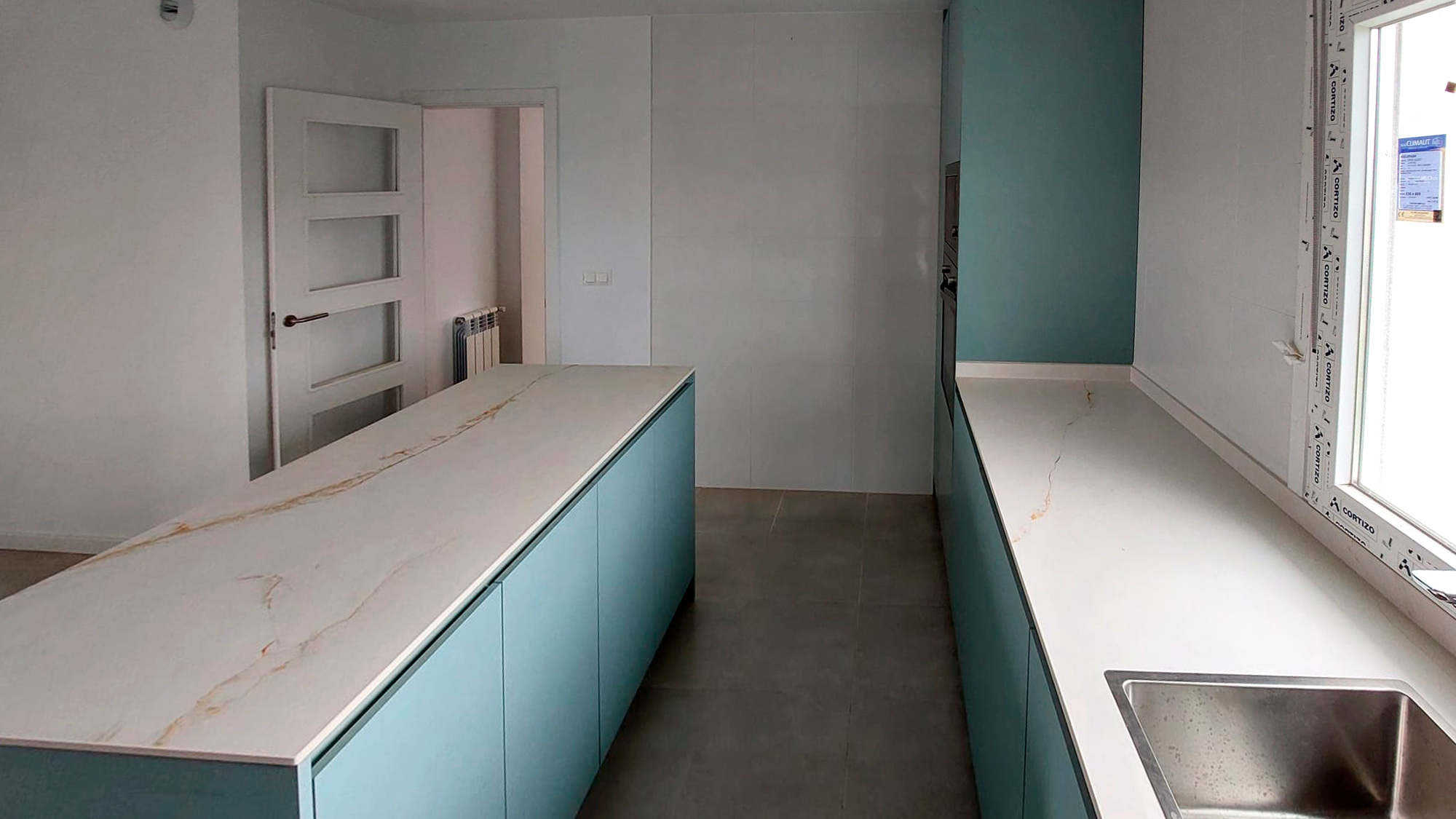 Cocina blanca o cocina de color: descubre tu estilo ideal